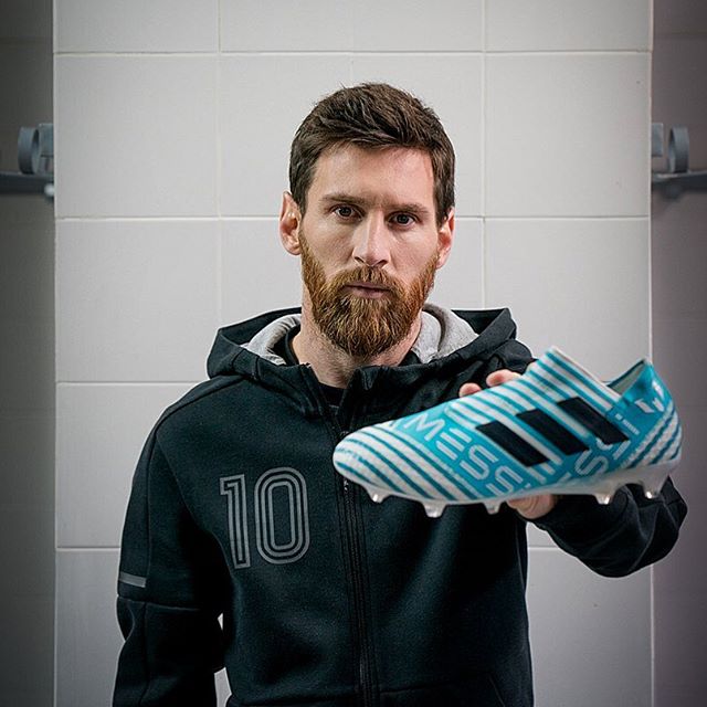 ¡Bienvenida la nueva temporada! Messi, interpreta el himno de la ...